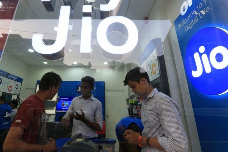 Jio SIM Card for Tourists: Best Prepaid Plans & Where to Buy 2025